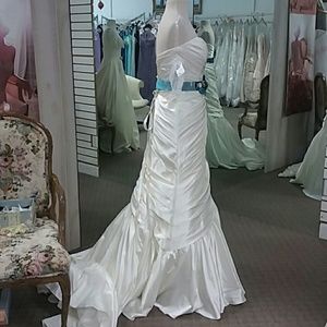 Alfred Angelo | Dresses | Ivory Alfred Angelo Wedding Gown Ariel 223 ...